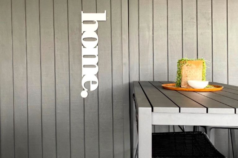 HOME WHITE LISA SARAH - Outside Space